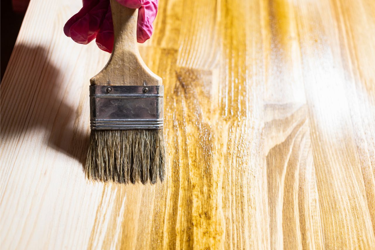 ¿Cómo elegir el barniz perfecto para proteger y embellecer la madera ...