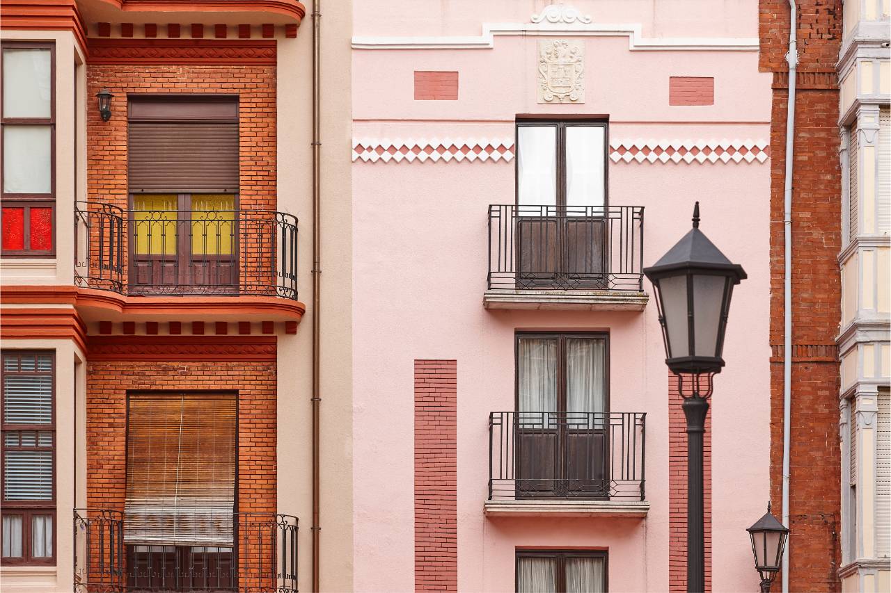 Color salmón suave, el tono ideal para fachadas en 2025 • Isaval