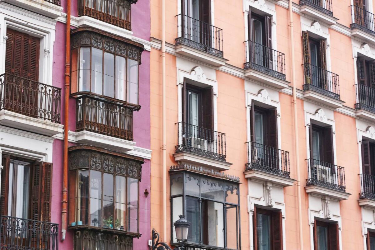 Color salmón suave, el tono ideal para fachadas en 2025 • Isaval