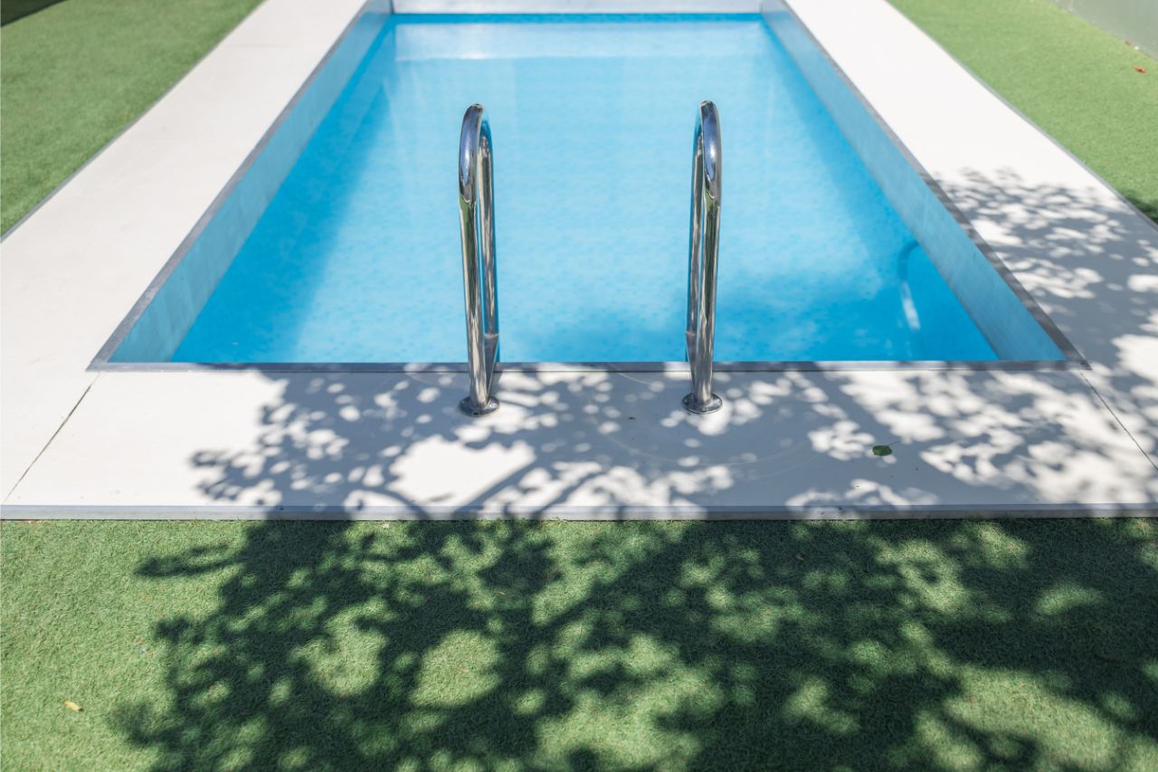 ¿Cómo pintar el borde de una piscina? • Isaval
