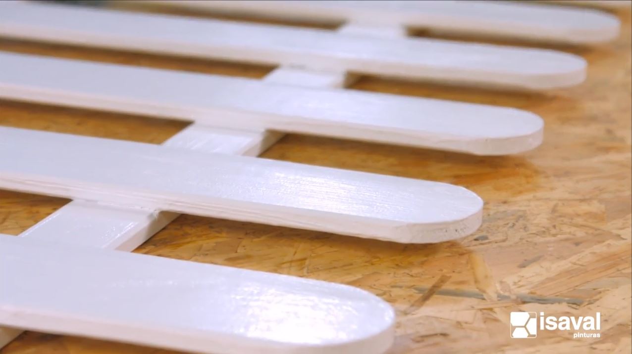 en el jardín con Isaval Xanol Lasures y Barnices. • Isaval